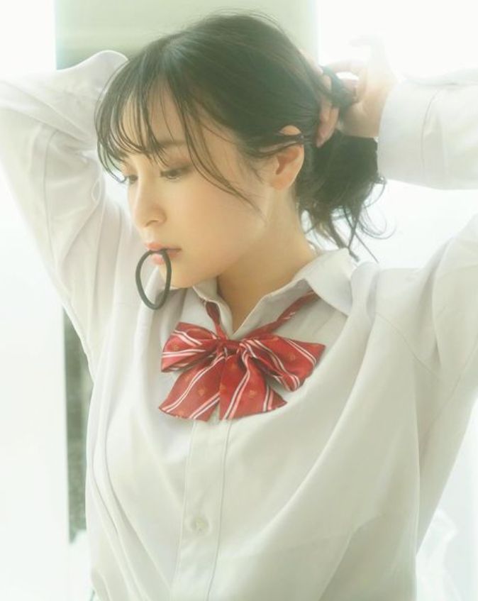 RBB TODAY on Twitter: "中﨑絵梨奈が制服でバスルームに……セクシーすぎるカットが公開！ https://rbbtoday.com/article/2022/12/11 ...