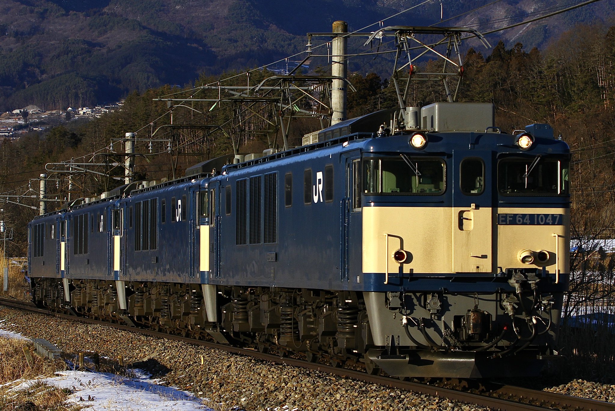 はまろく on Twitter: "EF64 4重連 国鉄色のエンド揃いでようやく撮れました。 https://t.co/QO2ZToaJE7" / Twitter