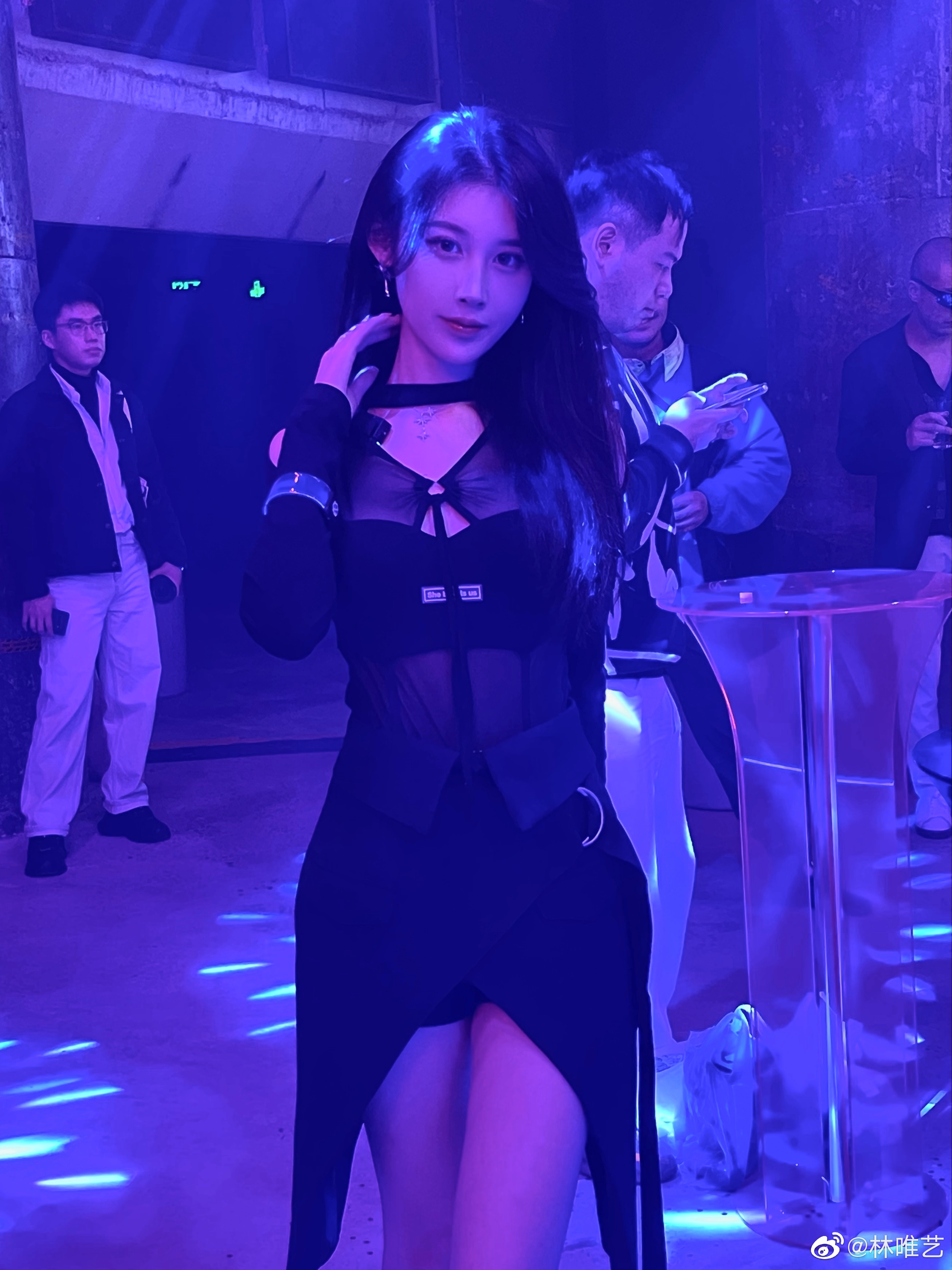 Pic Pic On Twitter 你受邀参加活动，在vip区域见到视角姬和林唯艺在体验vr。视角姬接了一个电话赶忙离开，而唯艺却没有察觉。 你走上前抚摸她的大腿，把你当成视角姬的她欲拒