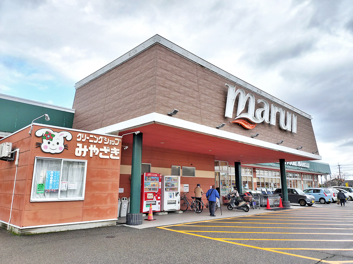 j-rakuda on Twitter: "JR北吉田駅近くマルイ吉田店。周囲は宅地のほか総合体育館や吉田中学校など文教地区でもあり一定の集客を得ている印象。企業沿革では1974年オープン ...