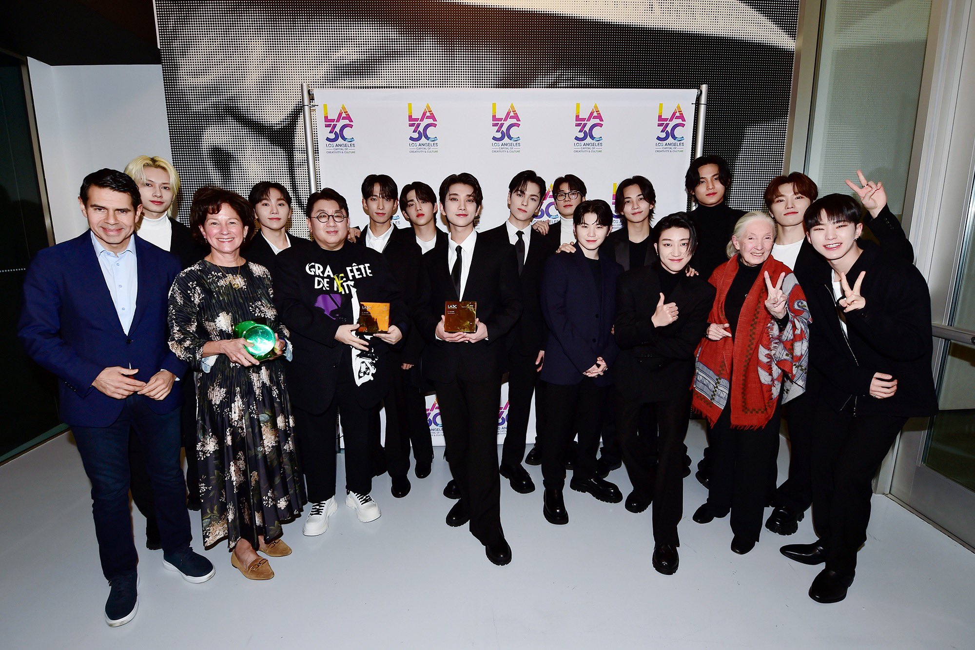 세븐틴(SEVENTEEN) on Twitter: "[17'S] 12월의 LA를 HOT🔥하게 달군 열정 넘친 세븐틴의 #LA3C 공연! 오늘도 세븐틴은 무대를 뿌셔💥 #LA ...