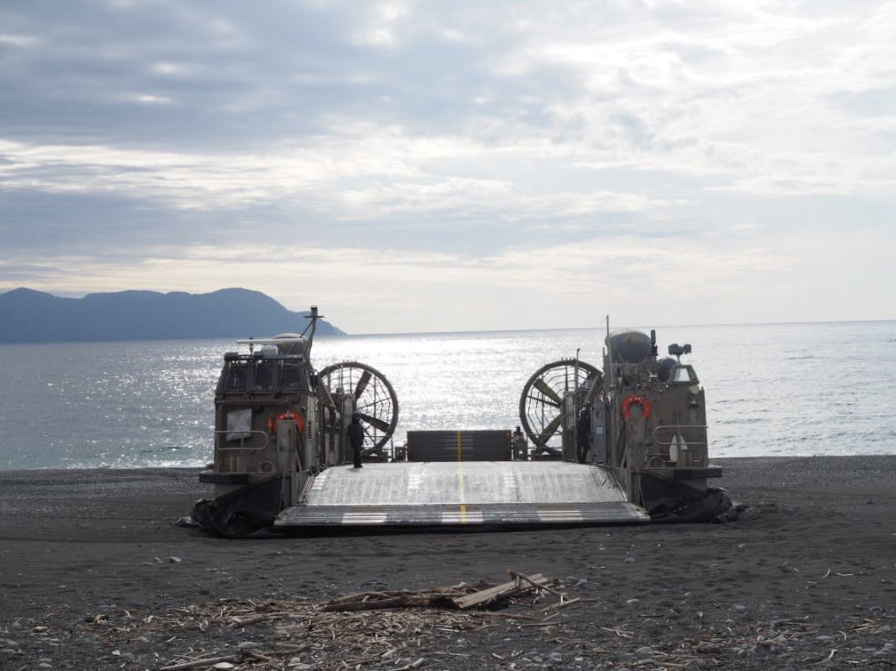 すまる on Twitter: "LCACのビーチング訓練を見学してきました。海自の皆さんありがとうございました。（本編4枚、オマケ4枚）"