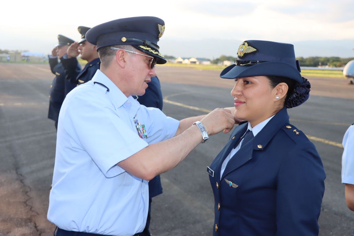 Fuerza Aérea Colombiana on Twitter: "Oficiales de su @FuerzaAereaCol que trabajan en defensa de ...