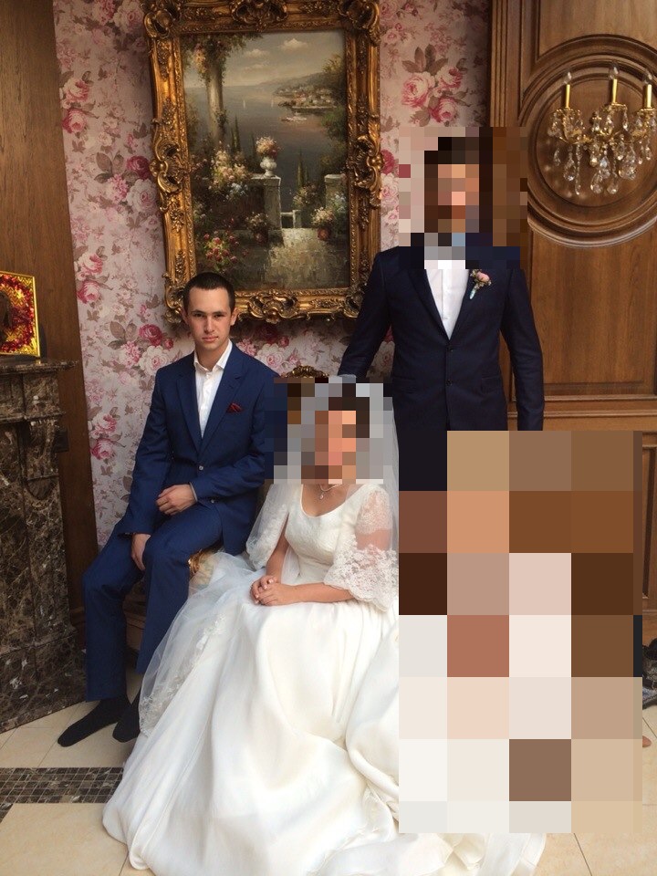 Aric Toler on Twitter: "Compare this with a couple of photographs on his mom's VK account."