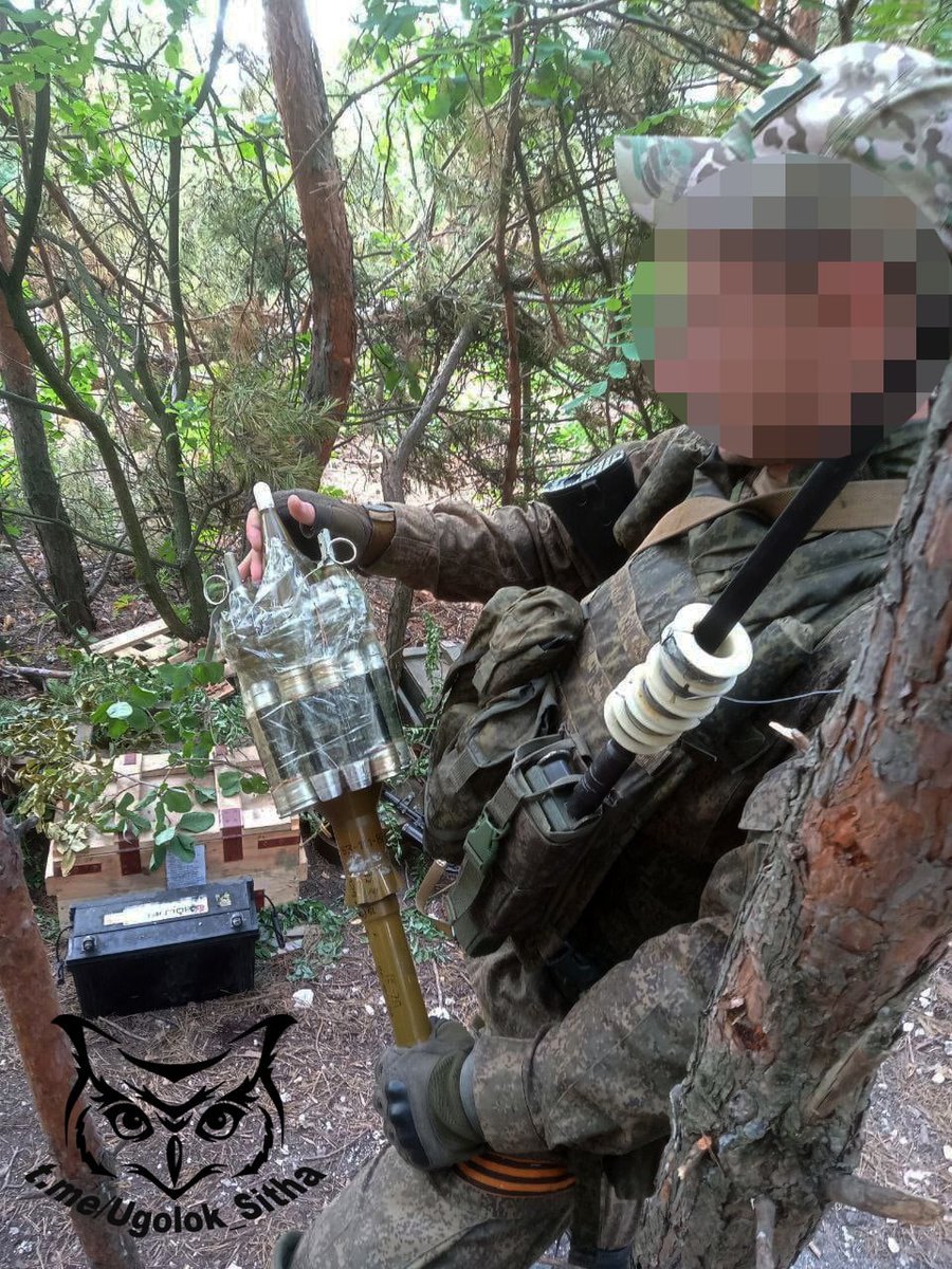 Khalaf 🚀 on Twitter: "عسكري من القوات الروسية يربط قنابل AGS-17 عيار 30 ملم على قذيفه RPG-7 في ...