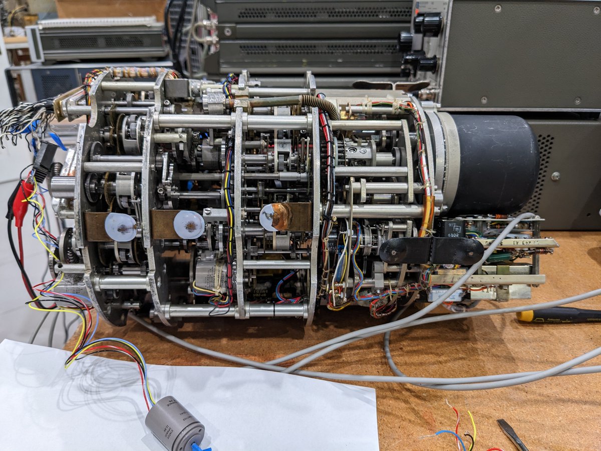 Ken Shirriff on Twitter: "I hooked up the synchro to an analog air data computer from a 1960s ...