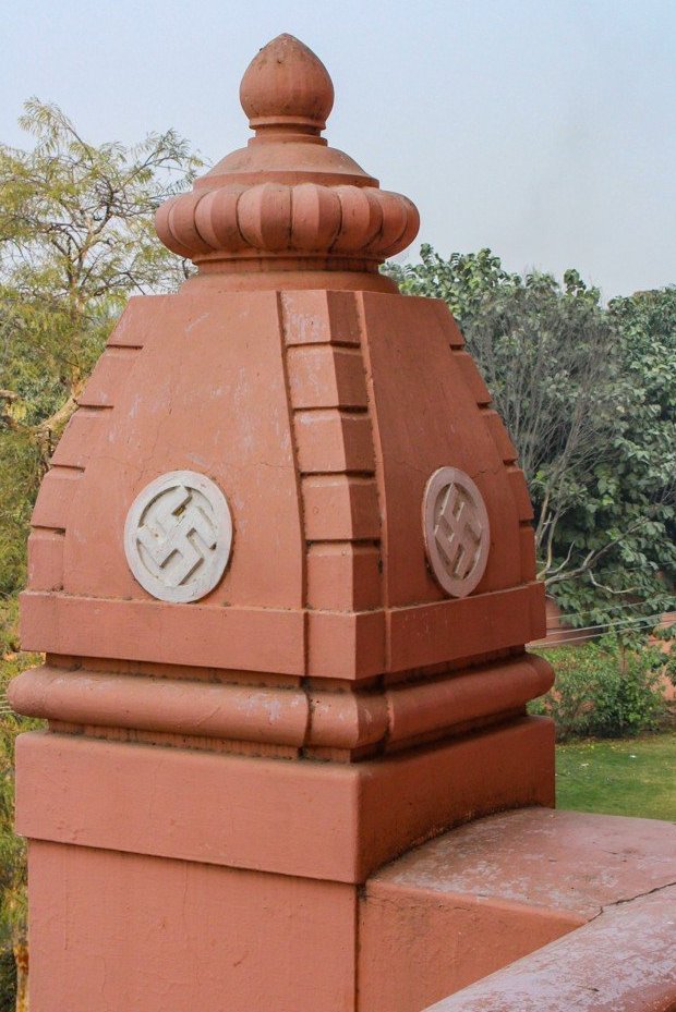 [🧵: SWASTIKA VS. HAKENKREUZ] 1/32 Before the Romans, there were ...