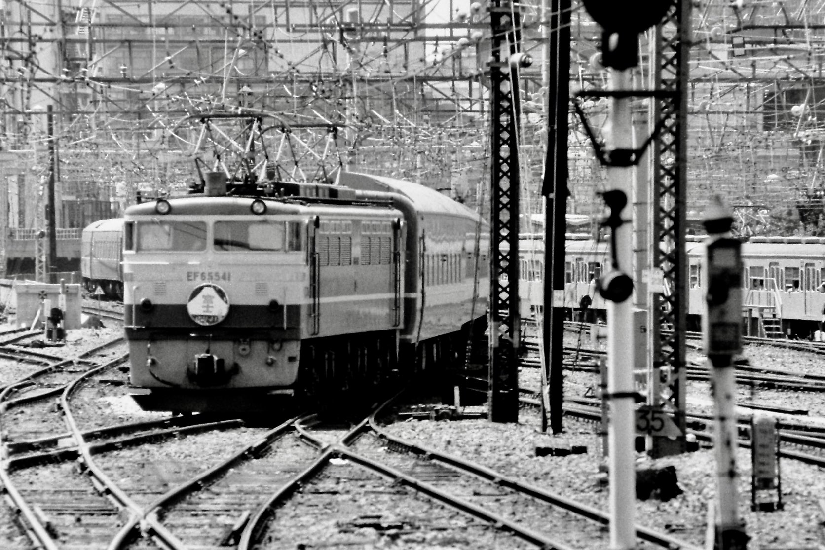 ベストカー編集委員梅木 on Twitter: "#EF65 #東京機関区 #ブルートレイン 1978年7月30日の東京駅。次々と上ってくる寝台特急はもちろんEF65Pの牽引なんだけど、ラスト ...