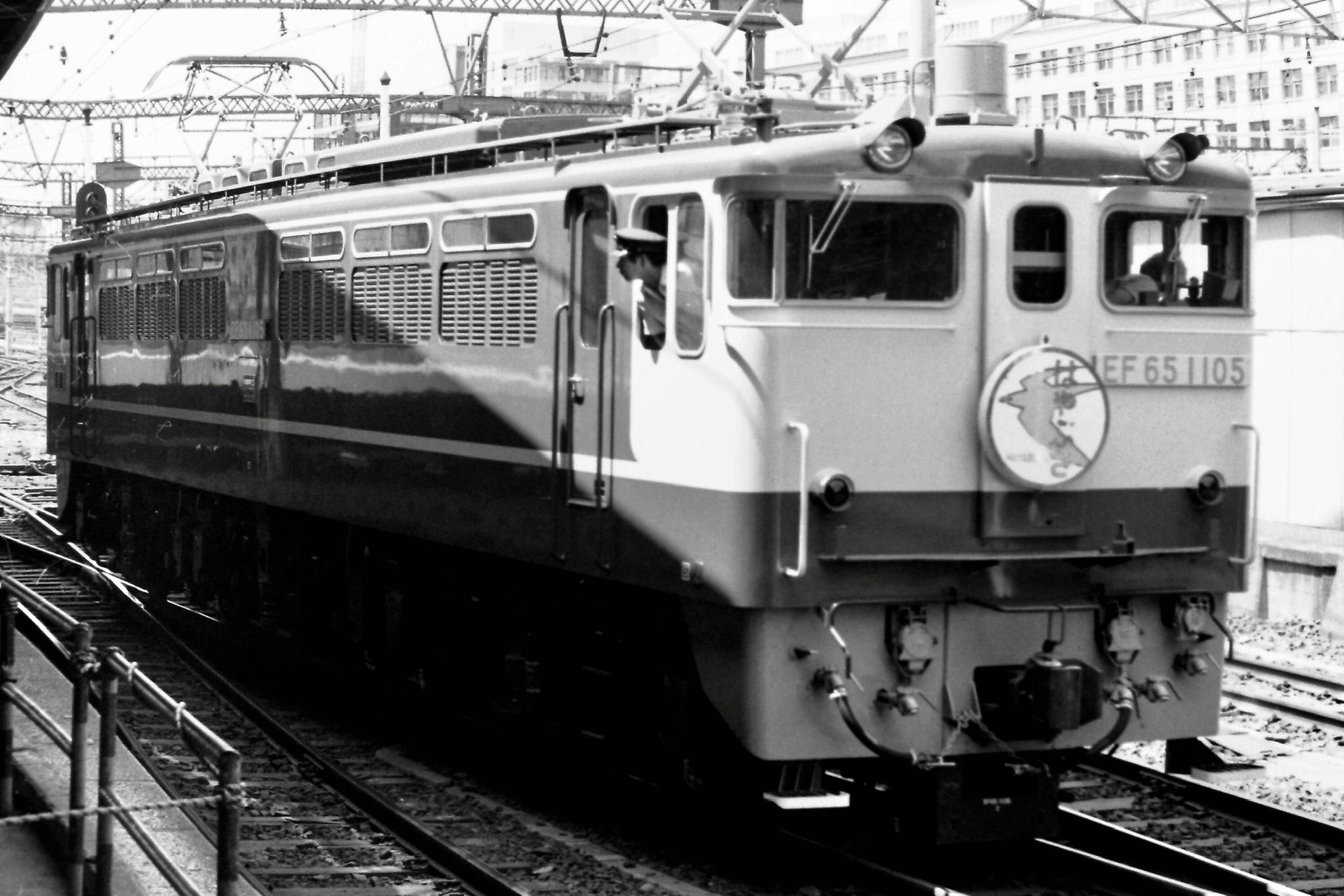 ベストカー編集委員梅木 on Twitter: "#EF65 #東京機関区 #ブルートレイン 1978年7月30日の東京駅。次々と上ってくる寝台特急はもちろんEF65Pの牽引なんだけど、ラスト ...