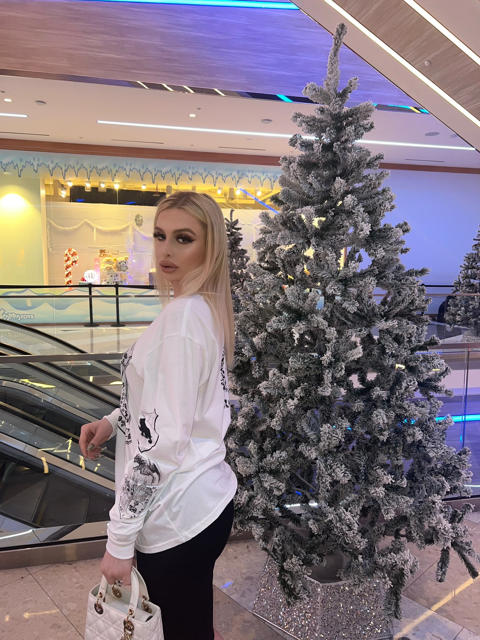 TW Pornstars - Queen_Ivory. Twitter. Let them eat cake~. 6:32 PM - 26 ...