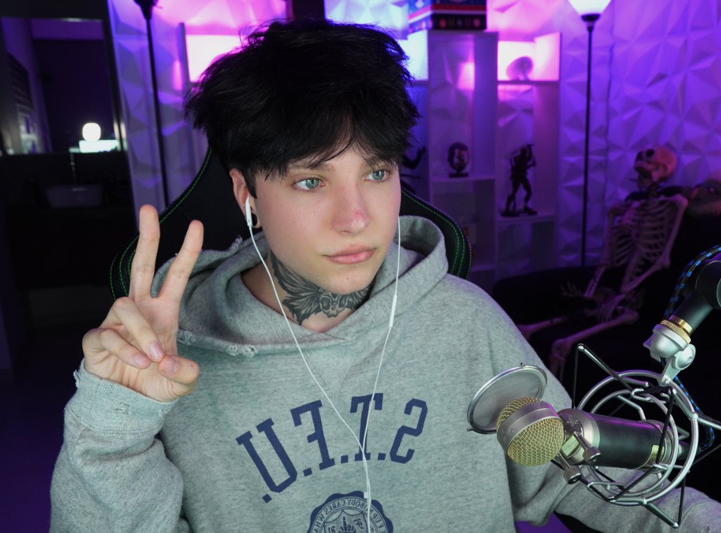 Cry on Twitter: "REACCIONANDO A VUESTROS REGALOS DE NAVIDAD https://twitch.tv/xcry"