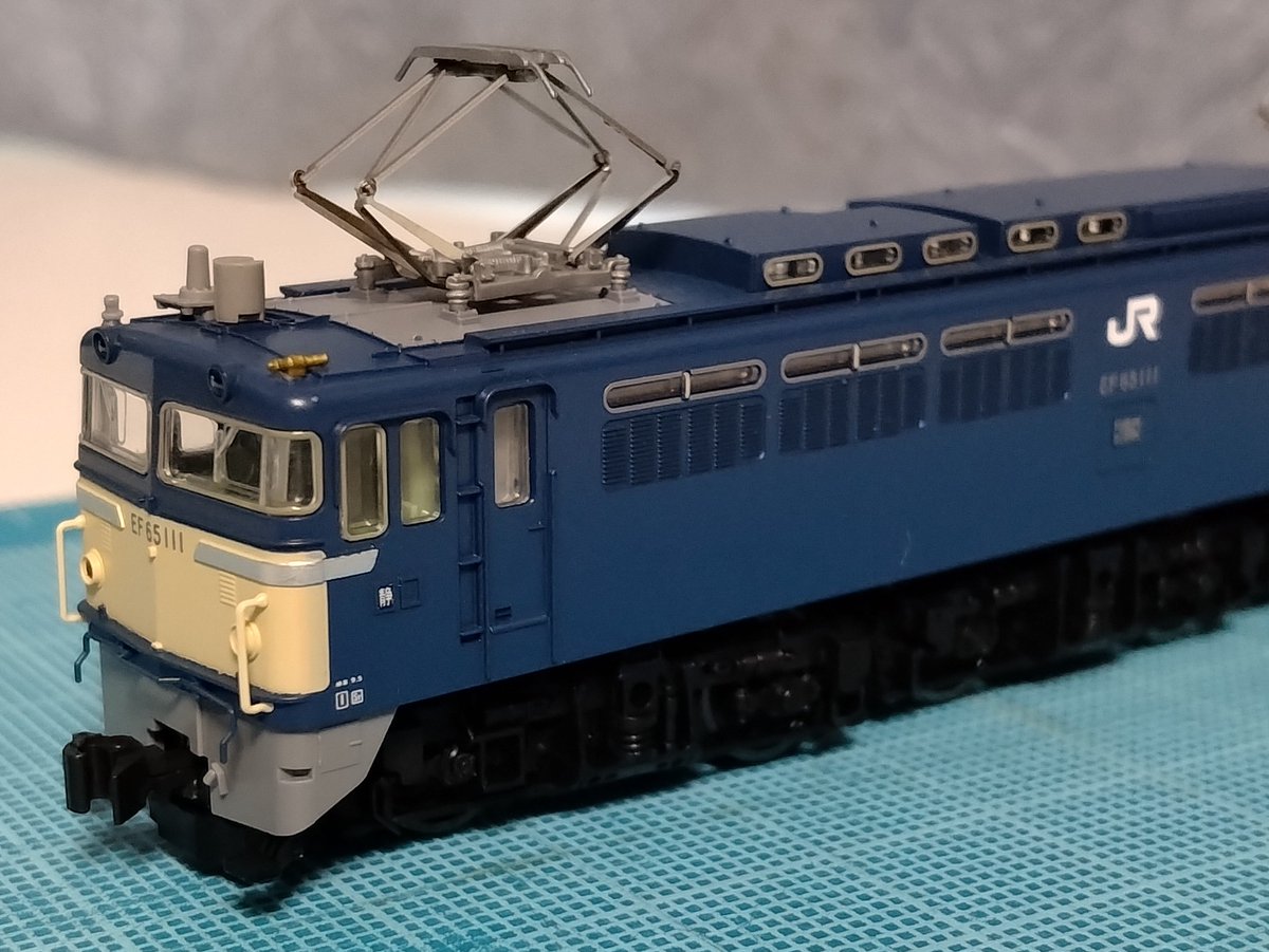 多摩川太郎 on Twitter: "TOMIXの EF65-111 のボディが入手できたので軽加工。2エンド運転台側面のJRマークは除去し、車体側面中央に貼付。台車も黒色を採用。屋根上の ...