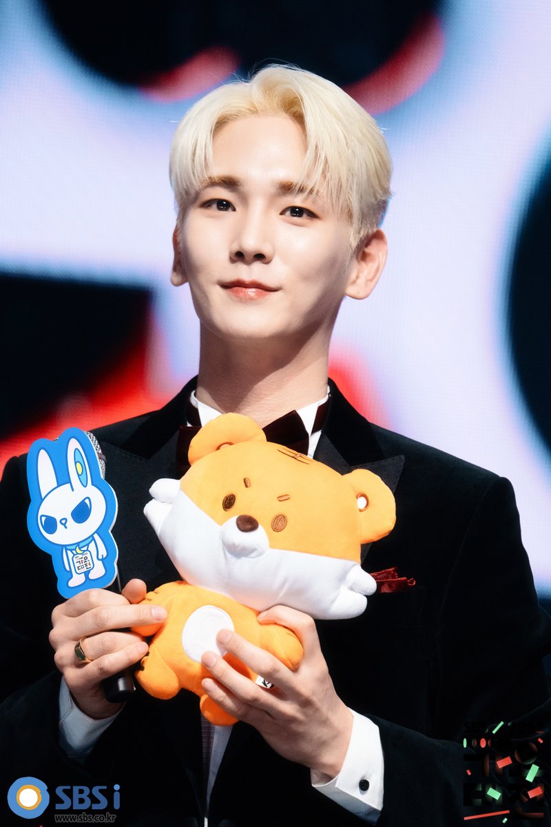 IVE OFFICIAL on Twitter: "RT @sbsnoriter: 📍2022 SBS 가요대전🎄 키X차은우X안유진 3MC 비하인드 포토 📸 MORE🔗https ...