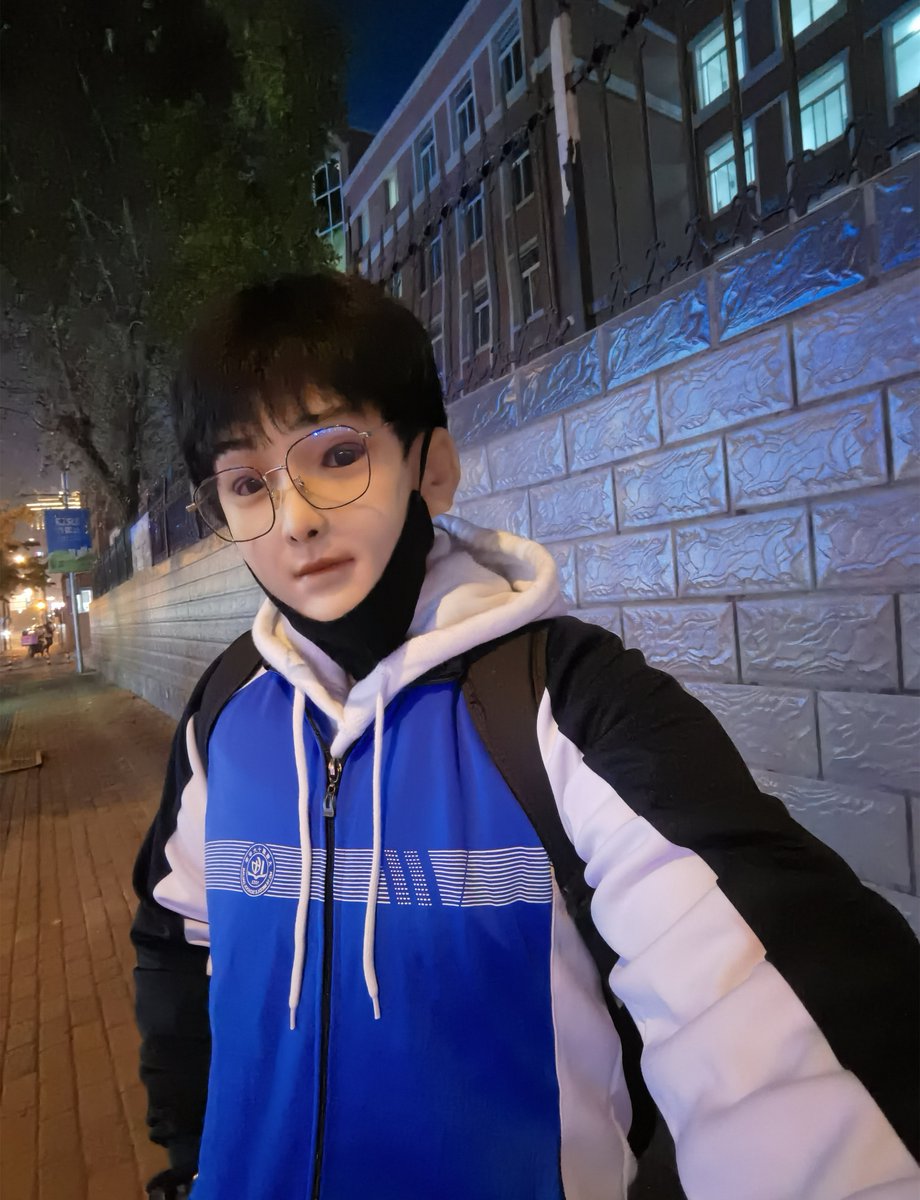 酷酷的小玖 On Twitter 再一次收到了补习班的传单。。。其实从学校门口出来的小玖。。已经习惯了~~