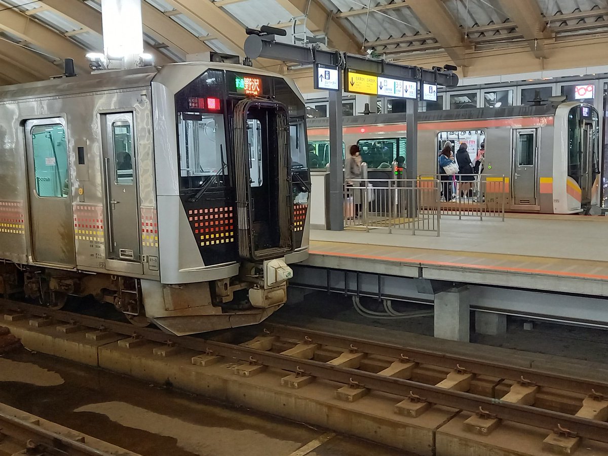 古屋公章 on Twitter: "GV-E400系とE129系、一方はドット、もう一方は帯ですが纏っている色は同じ。#新潟駅 #E129系 #GVE400"