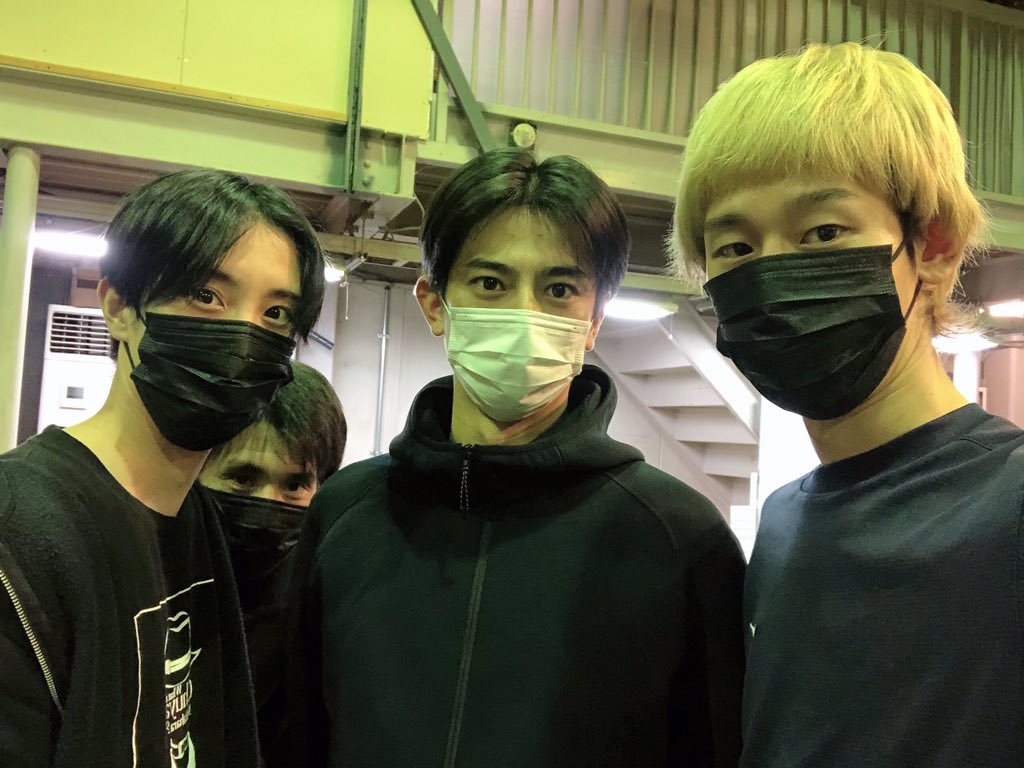 たまこ on Twitter: "RT @kaki_kuu_kyaku: 〈今日の一枚〉 おれたち同期のくされ縁。 いろんなのことがあったけど、 結局おちつくんだなぁ。 今回も三つ巴でがんばっ ...