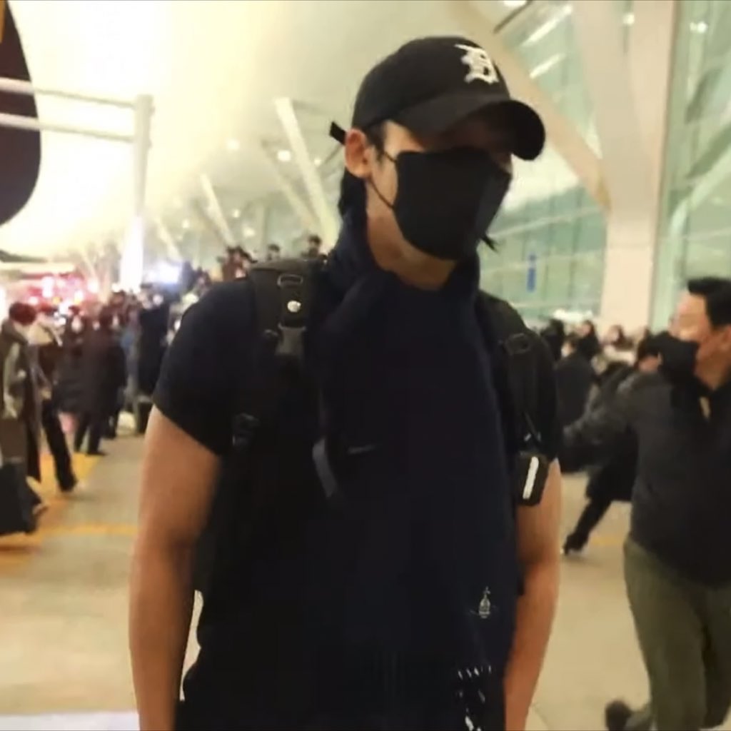 ChaCha on Twitter: "mingyu’s airport fashion for tonight😭😭"