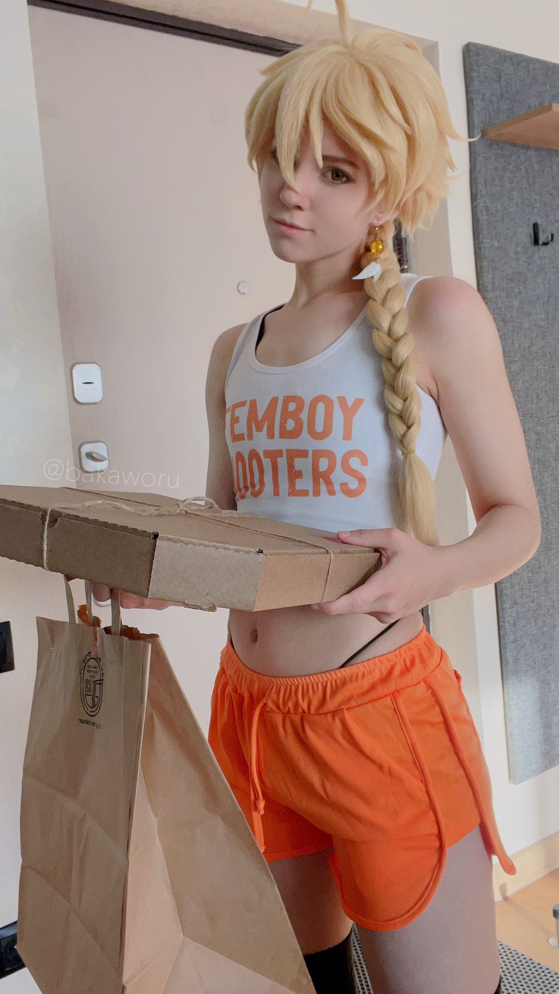 Bakaworu | Boosty on Twitter: "Femboy hooters courier is waiting for a tip 👉🏻👈🏻🧡 #aether # ...