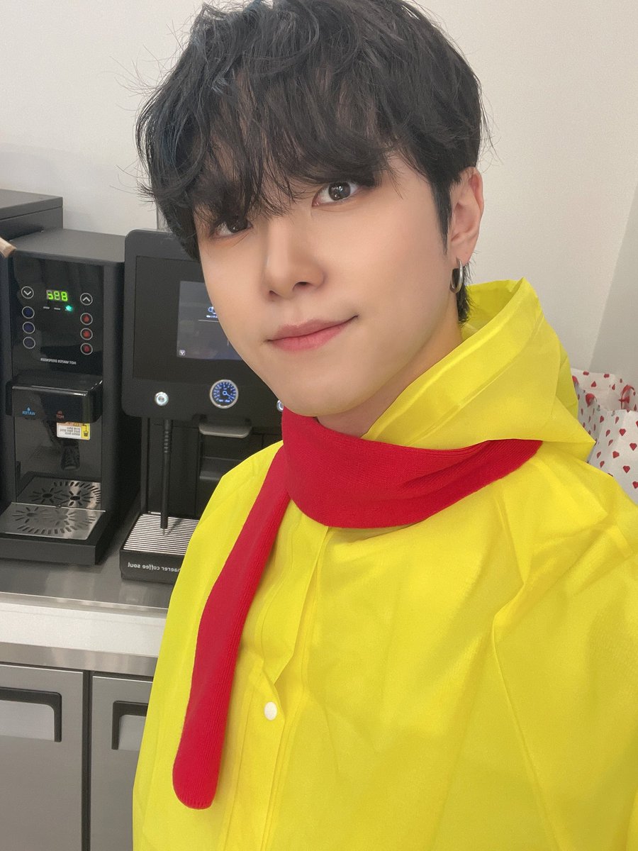 WEi • EN ESPAÑOL #PASSION on Twitter: "221216 UNIVERSE FNS🐶 우비동한💛 🌂☂️☔️⛱️ Trad: "El impermeable ...