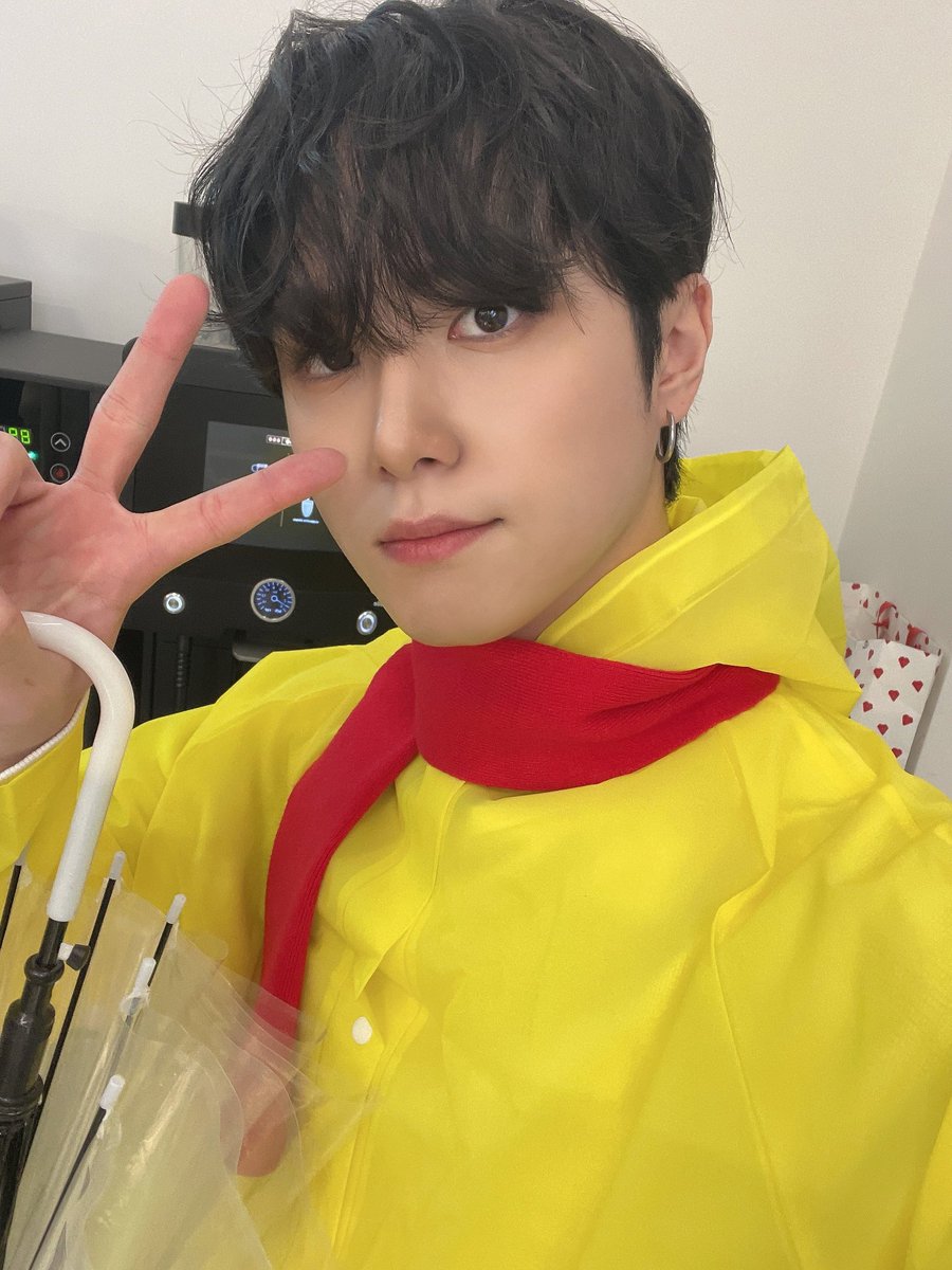 WEi • EN ESPAÑOL #PASSION on Twitter: "221216 UNIVERSE FNS🐶 우비동한💛 🌂☂️☔️⛱️ Trad: "El impermeable ...