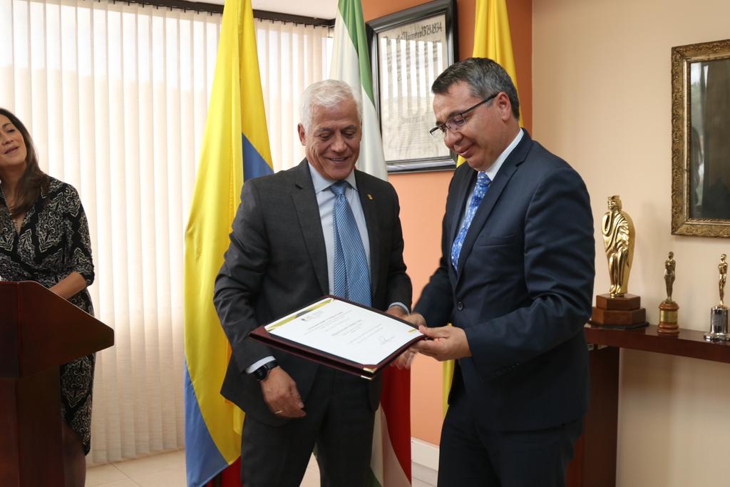 UPTC on Twitter: "#Hoy Rector Óscar Ramírez impone escudo de la #UPTC a ...