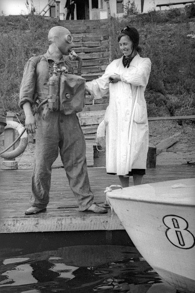 Soviet Visuals on Twitter: "Diver. Photo by Emmanuil Evzerikhin, USSR, 1938."