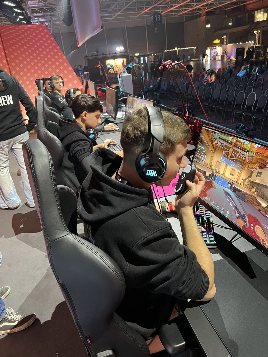 WAVE VetrezZ @ Dreamhack on Twitter: "secret rituals before LAN"