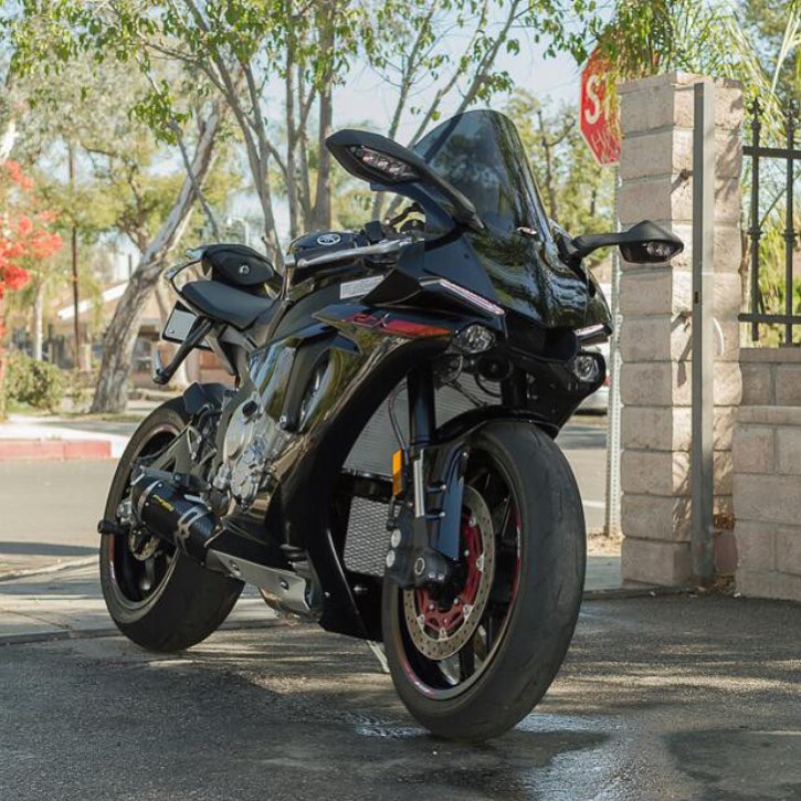 2022 Yamaha R1 Raven Edition