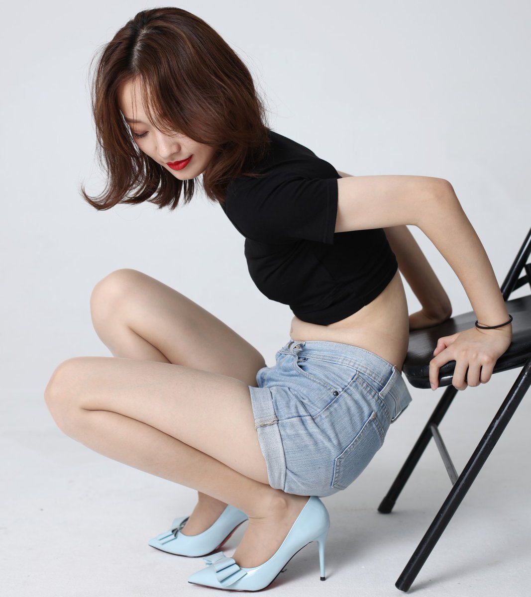 我爱热裤街拍 On Twitter 粉丝寄卖他女朋友的热裤照,希望多传播出去。要我说她这身材真够劲。不视奸全套都对不起自己。ns0145,35p