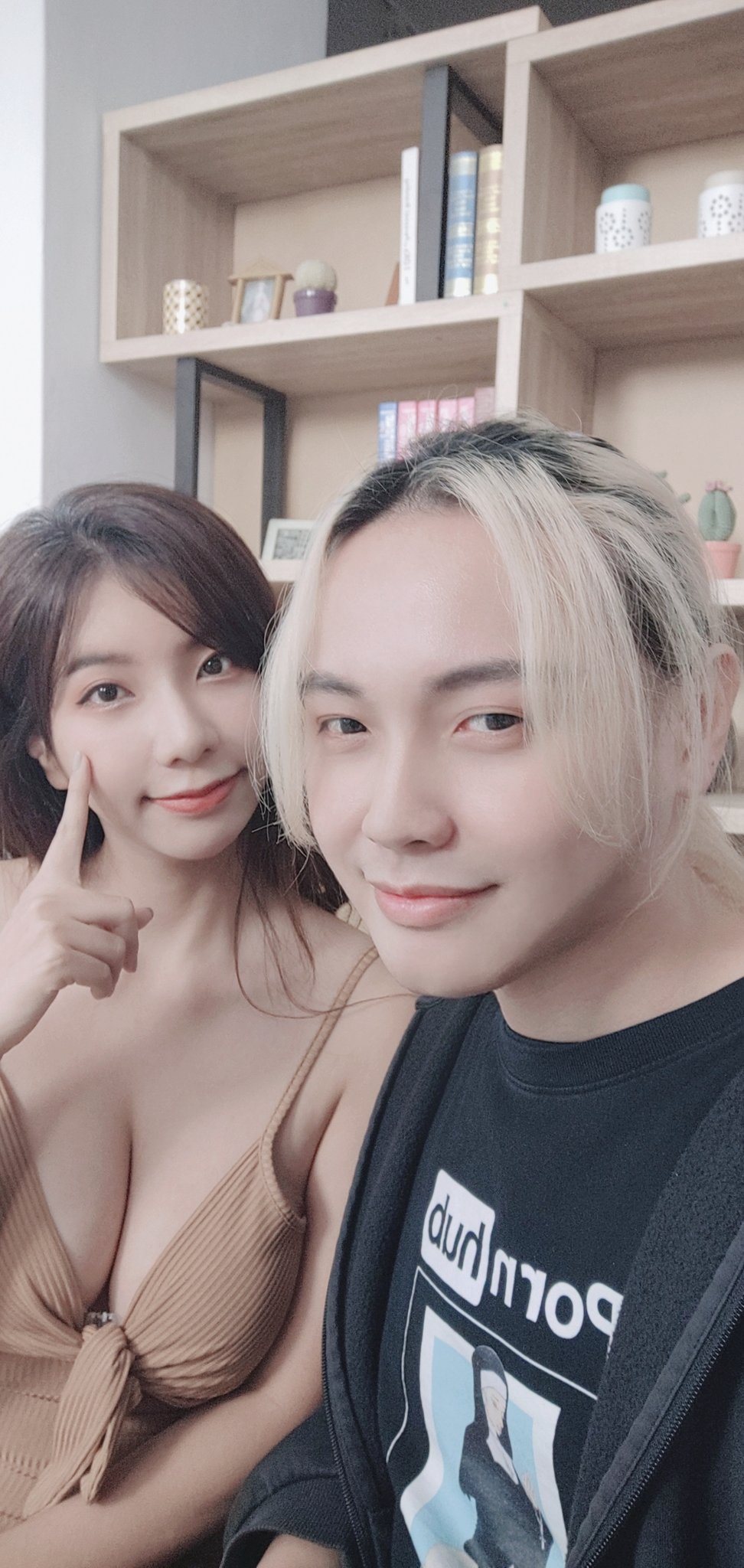 色情藝術家-艾艾-（苗栗中）-支持成人創作除汙名化-金色力量黨-中央委員 on Twitter: "今天來聊聊，終於見面了，之前都是互相聽說，聊了一些不同的主題😂 @Monmon_tw | 吳 ...