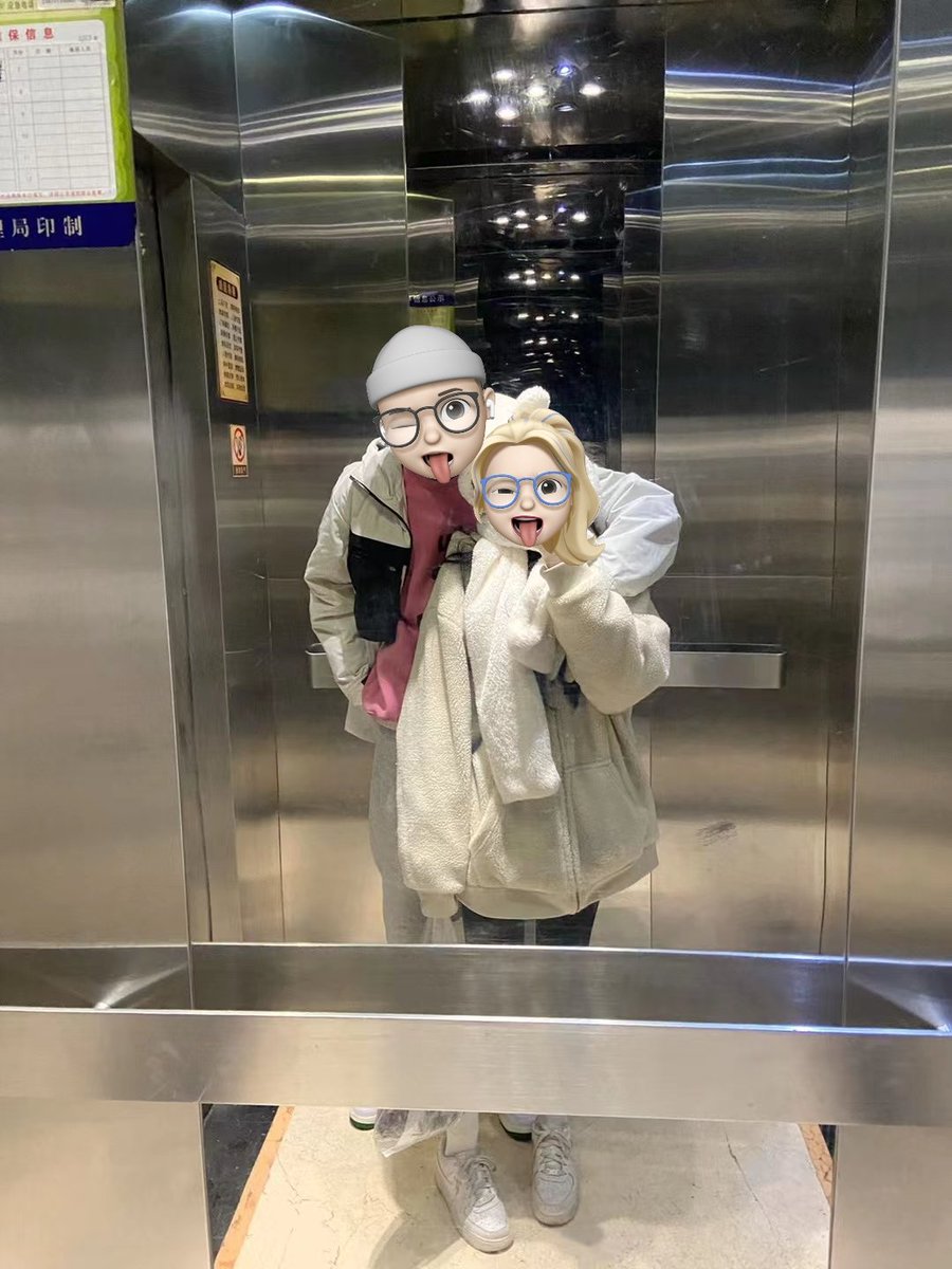 辛德瑞拉 On Twitter 在电梯里就忍不住伸进我的衣服揉我的奶子,靠近耳朵对我说: 宝贝,你的奶子被我捏得越来越大了,你要怎么感谢我啊!”我小声回答: 不要这样好不好,这是电梯,万一