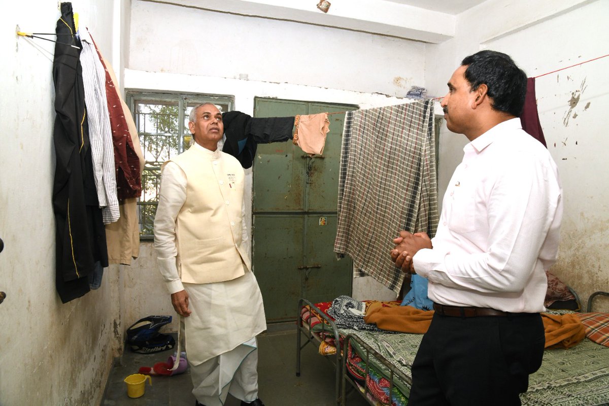 Acharya Devvrat on Twitter: "गुजरात विद्यापीठ में आज फिर से व्यापक स्तर पर स्वच्छता अभियान चलाया ...