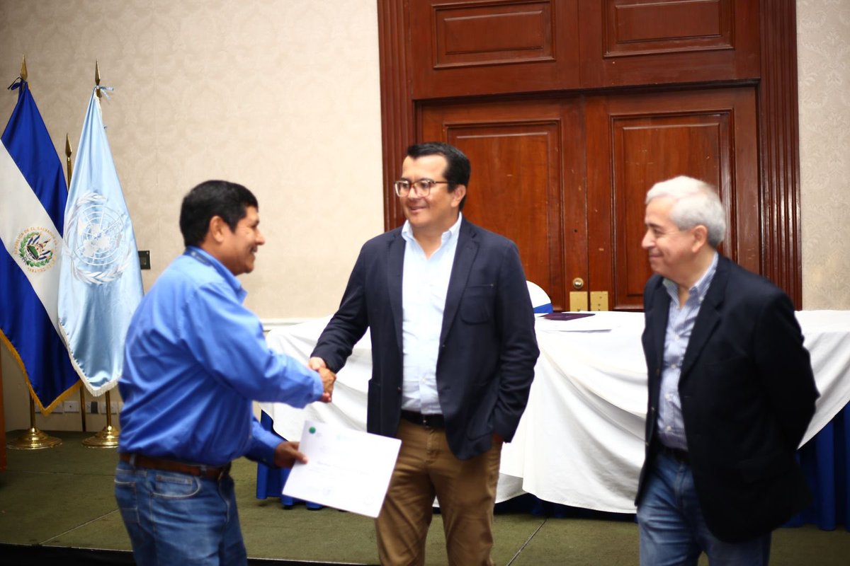 Ministerio de Medio Ambiente on Twitter: "Nuestro Ministro, @lopezfernando, y el representante ...