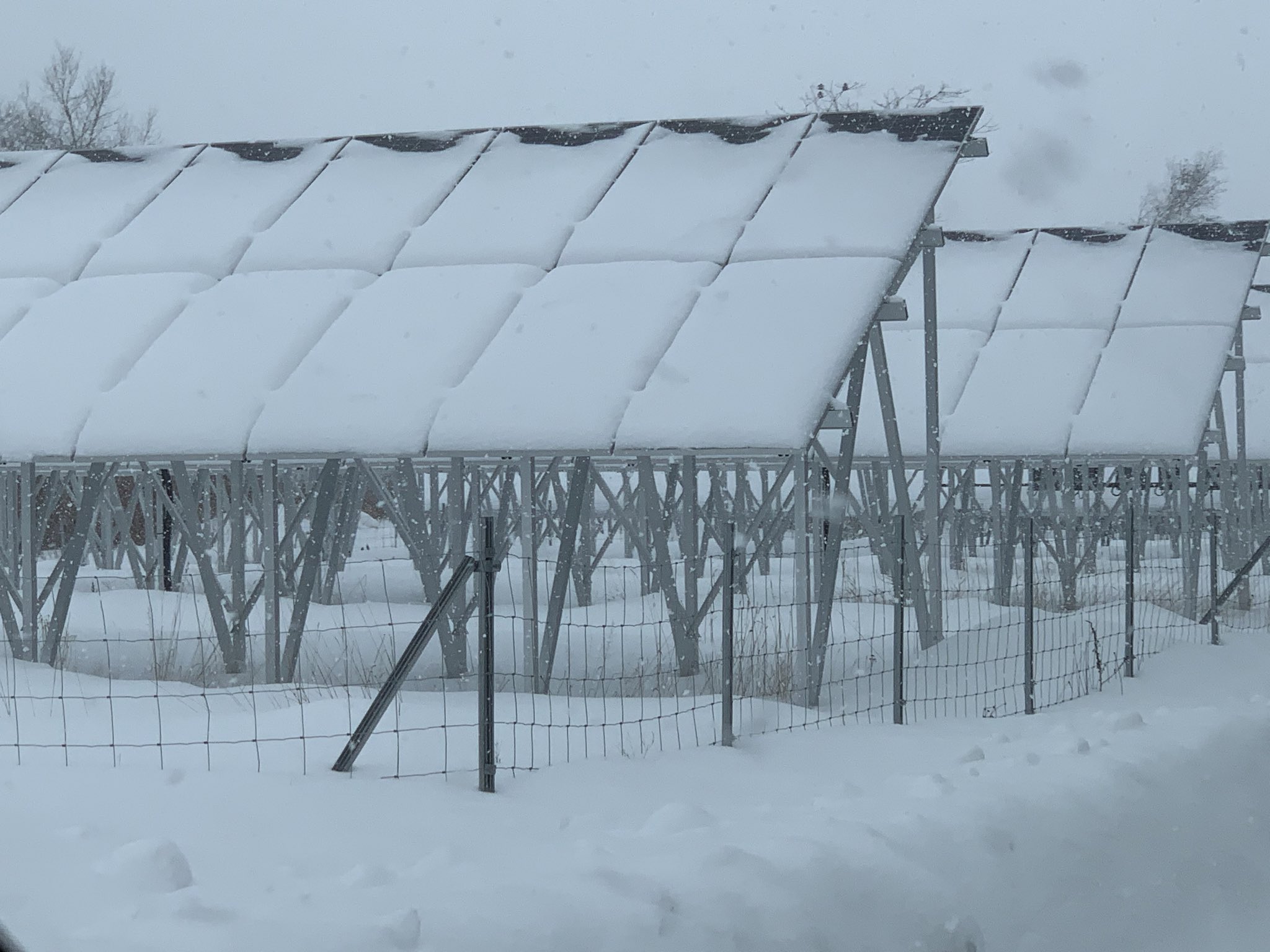 naka.akkiy on Twitter: "@Lgu0tPMgcy2fTbT 冬場の道東 太陽光パネルの様子です。 EV車は生命の危険を伴います。 https://t.co ...