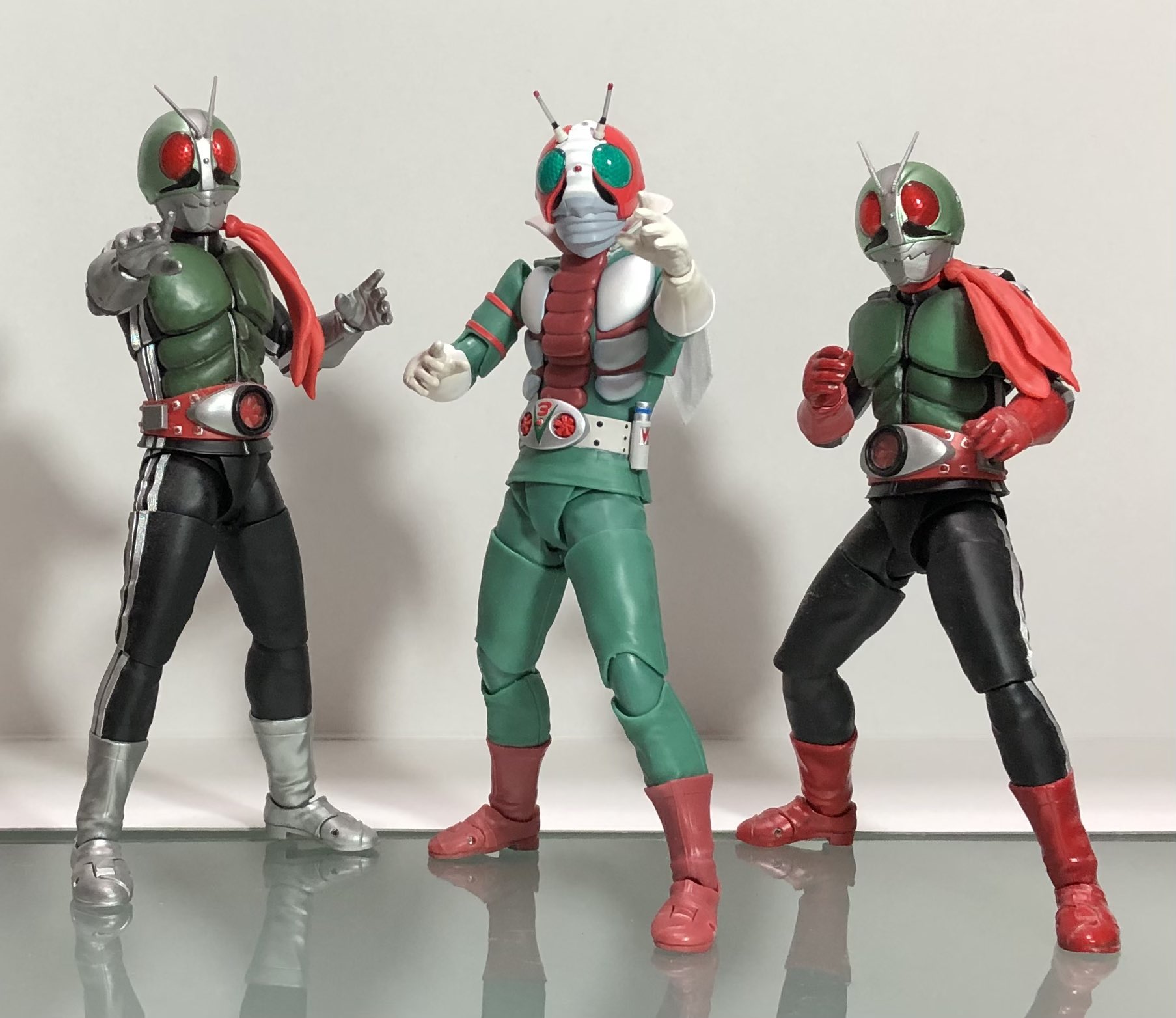 🐵700🐵 on Twitter: "記念撮影💕記念撮影〜っっ🎉 …旧SHF V3とのこの造形の差よ…だがどちらも良いのだ ️造形の方向性が違うだけなんだから‼️ 旧版で悪いのは色だけwww🤣 ...