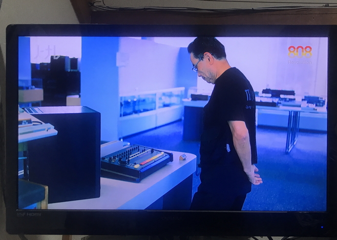 大戸又 on Twitter: "RT @ugtk: NHK『ノーナレ』TR-808を観る。菊本さんがR社社内にいるだけで歴史の重みある。なにしろ映像メディア登場初。アーサー・ベーカーの海外 ...