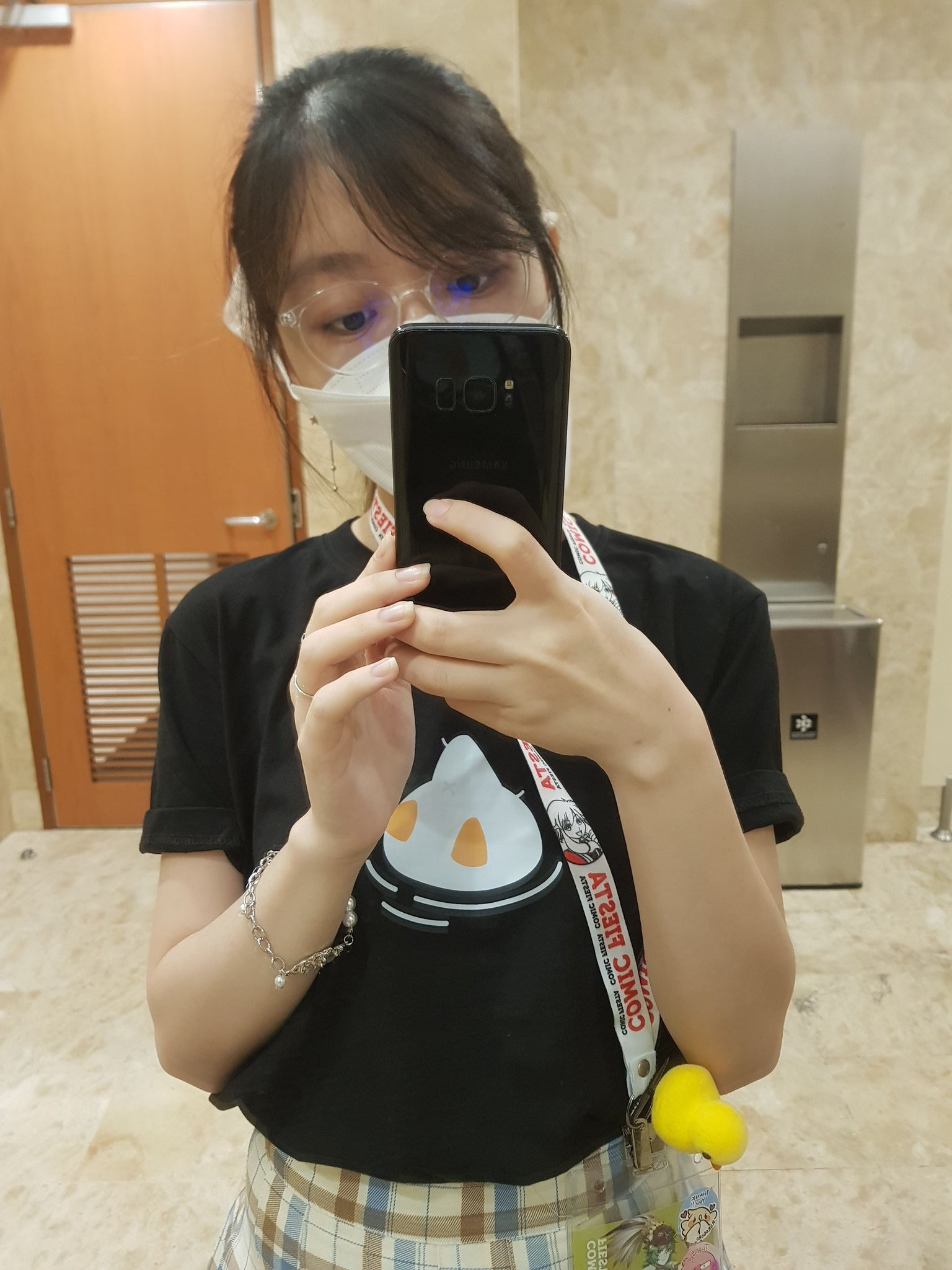 RORO 🌼 Sleeping on Twitter: "Day-2 featuring duck's butthole 🐥 #comicfiesta2022 https://t.co ...