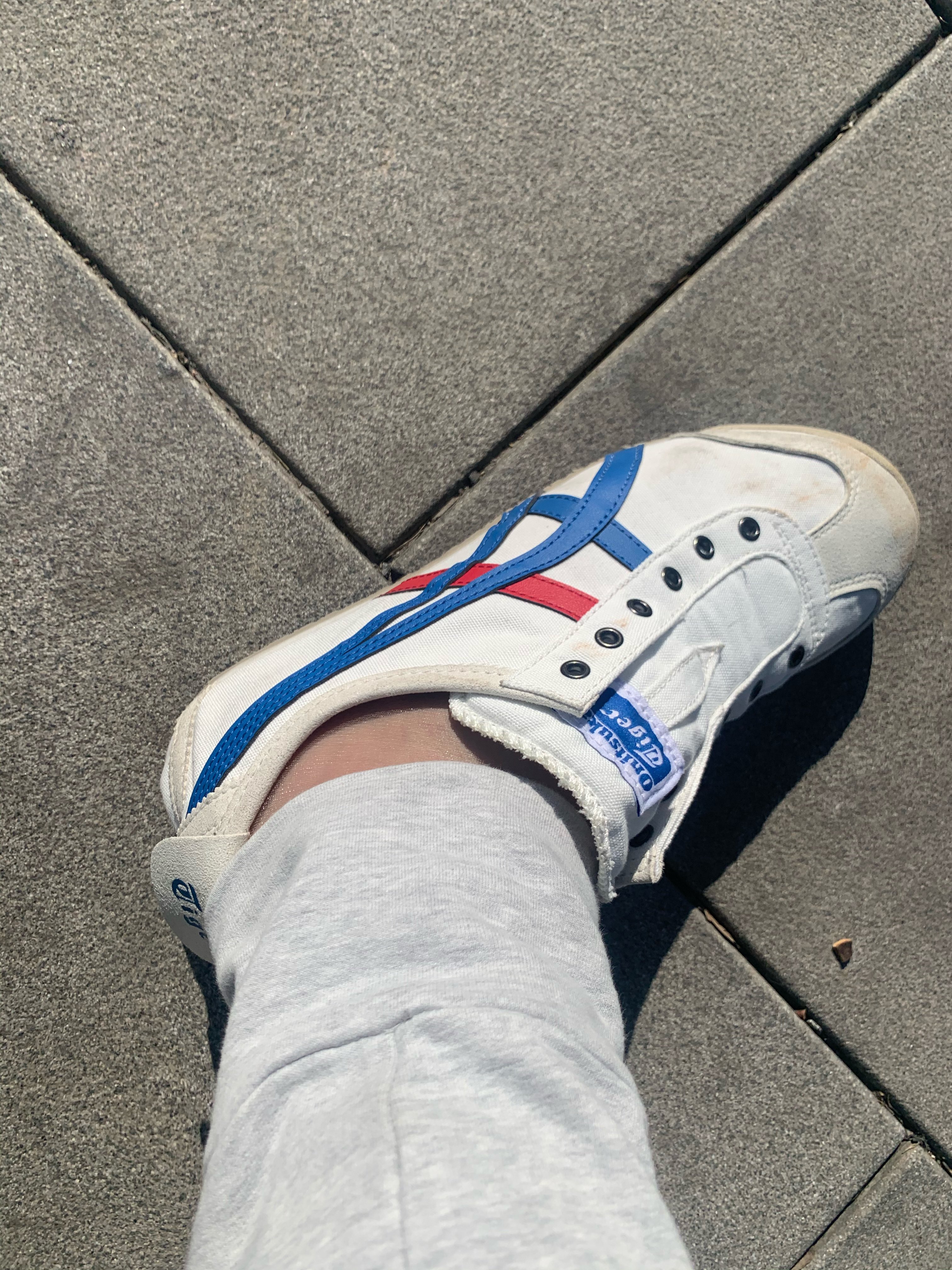 WeiweiLau on Twitter: "灰色絲襪真的很... 你們講的褲裡絲... 你們讚的叫YYDS😘 PS：真是腿長才會「掉檔」嗎？ https://t.co/5ekLwN8RzC ...