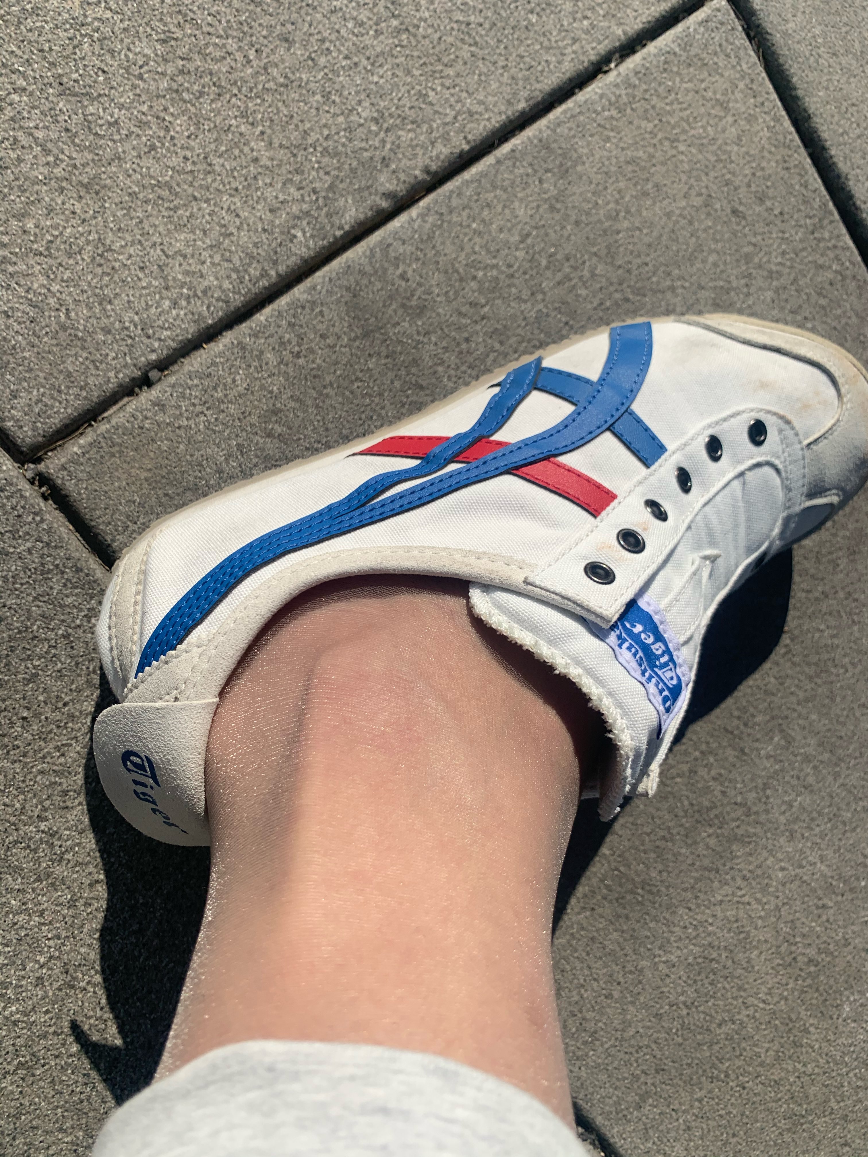 WeiweiLau on Twitter: "灰色絲襪真的很... 你們講的褲裡絲... 你們讚的叫YYDS😘 PS：真是腿長才會「掉檔」嗎？ https://t.co/5ekLwN8RzC ...