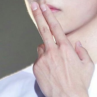 taehyung pretty hands on Twitter: "taehyung’s pretty nails appreciation post https://t.co ...