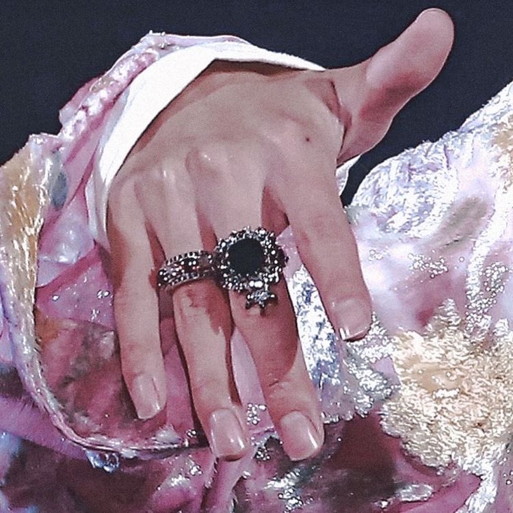 taehyung pretty hands on Twitter: "taehyung’s pretty nails appreciation post https://t.co ...