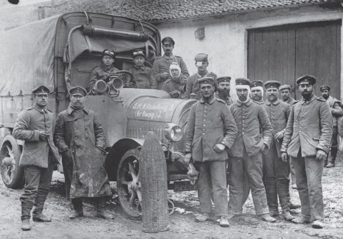 An iconic image: A group of Jewish soldiers in the German Army gather ...