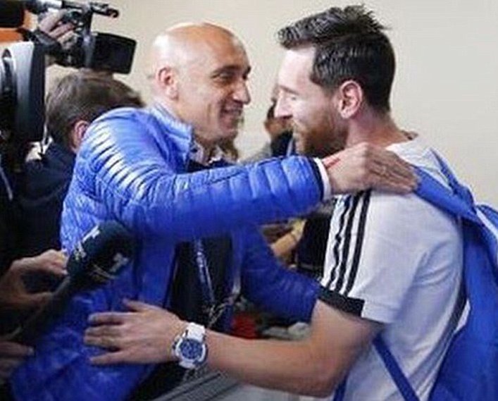 THREAD → Story of Messi & the reporter who gave him the red ribbon. 🗣️ ...