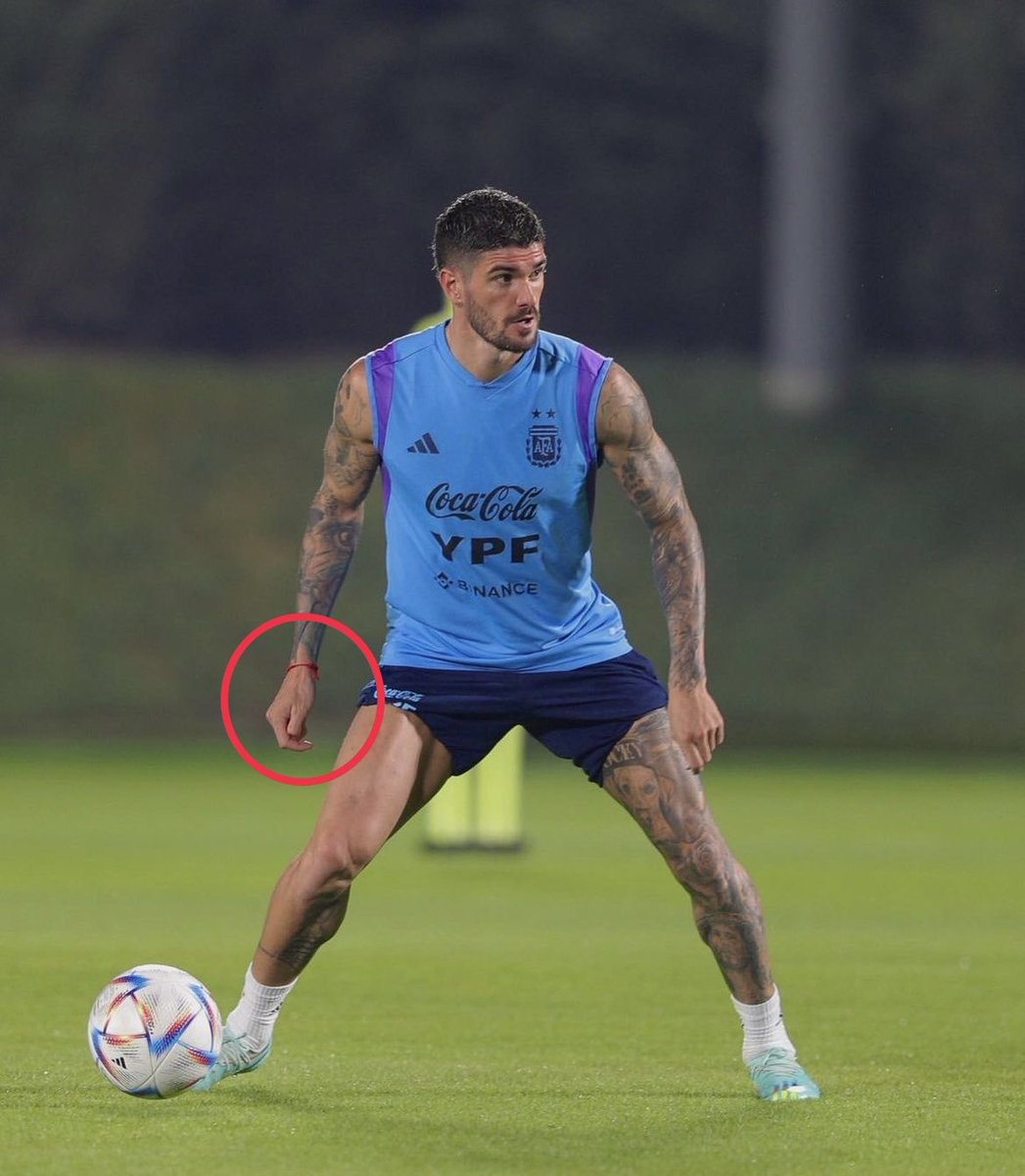 THREAD → Story of Messi & the reporter who gave him the red ribbon. 🗣️ ...