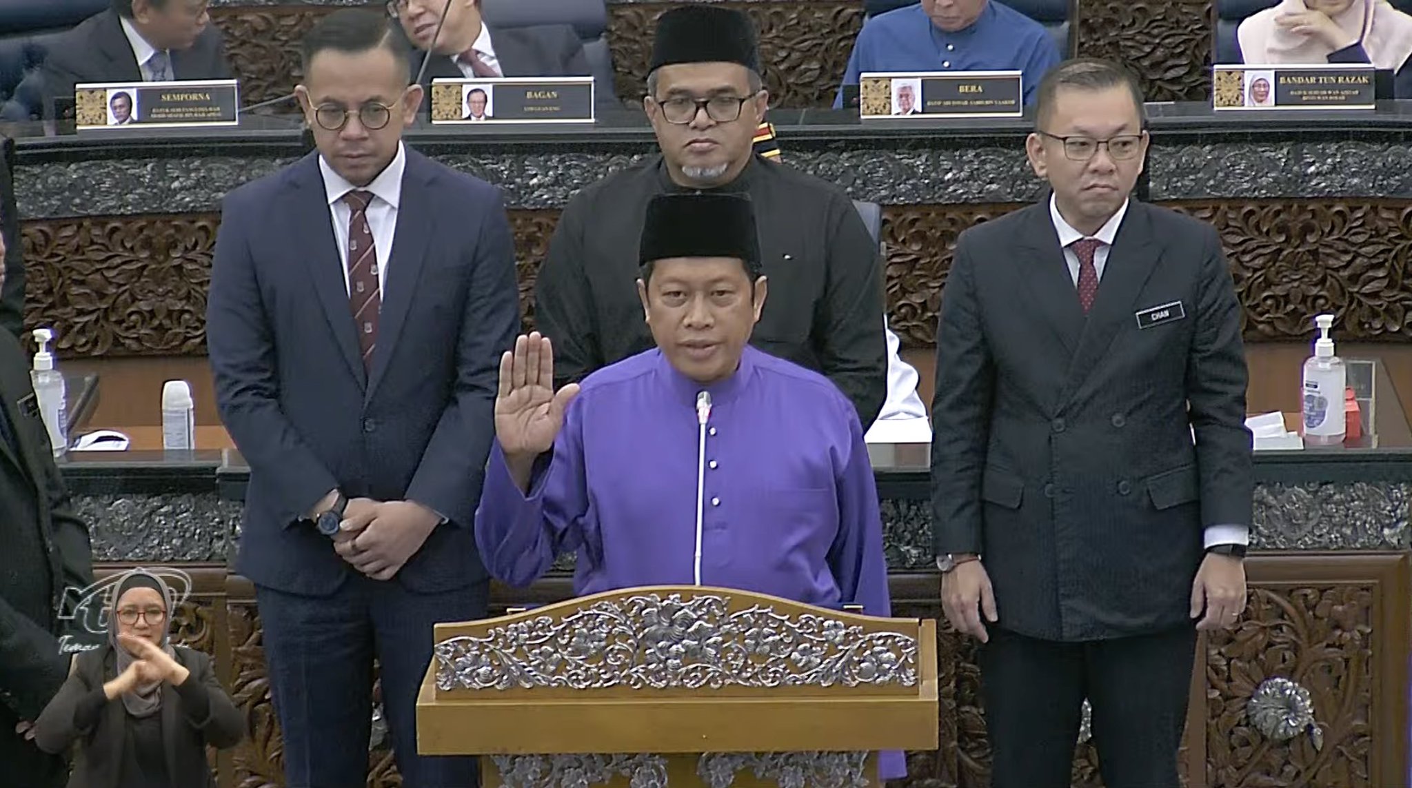 Hadi Azmi on Twitter: "Ahmad Maslan in purple. A blend of PH red and BN blue? https://t.co ...