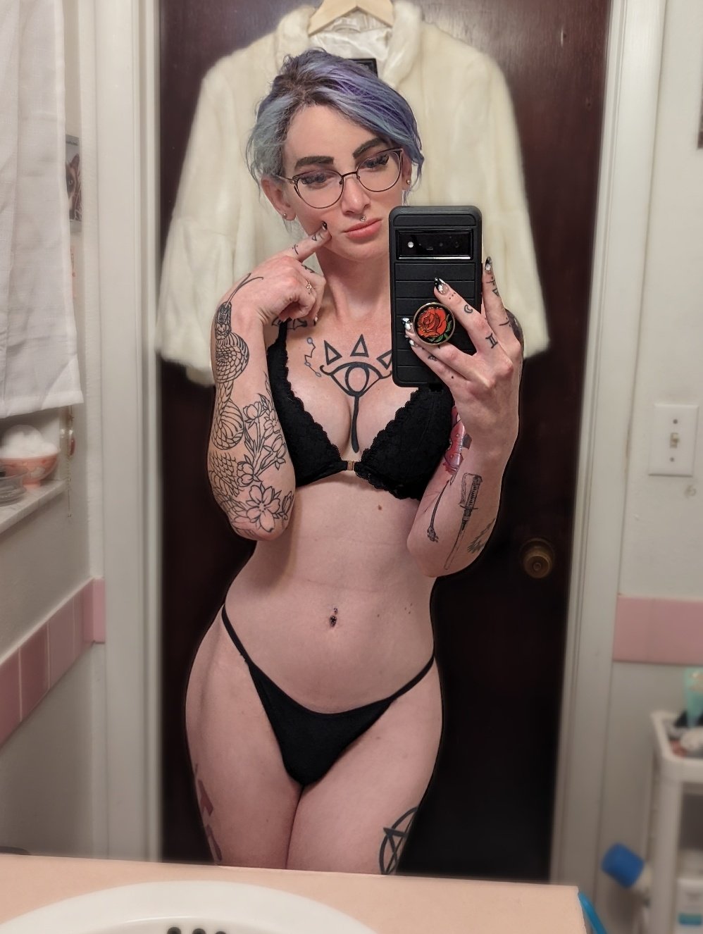 violet valentine (top 2%) on Twitter: "4 best selfies of 2022 https://t.co/gCK2Oz8Jtz" / Twitter