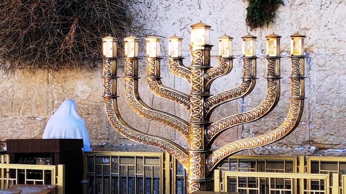 [🧵: MENORAH] 1/1001 The seven-branched candelabrum is a symbol of ...