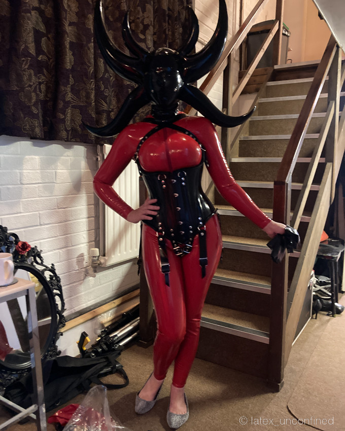 latex_unconfined on Twitter: "Latex, model, @LatexModel, stairs, mask, corsett: all present and ...