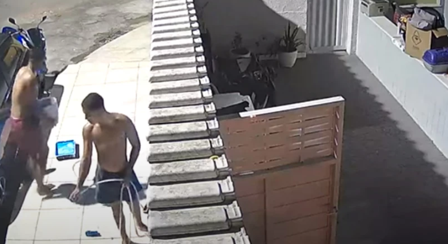 Makeleio.gr on Twitter: "Όταν κουβαλάς μπογιά σίγουρα δεν περπατάς ξυπόλητος σε νερά! Εκτός αν ...