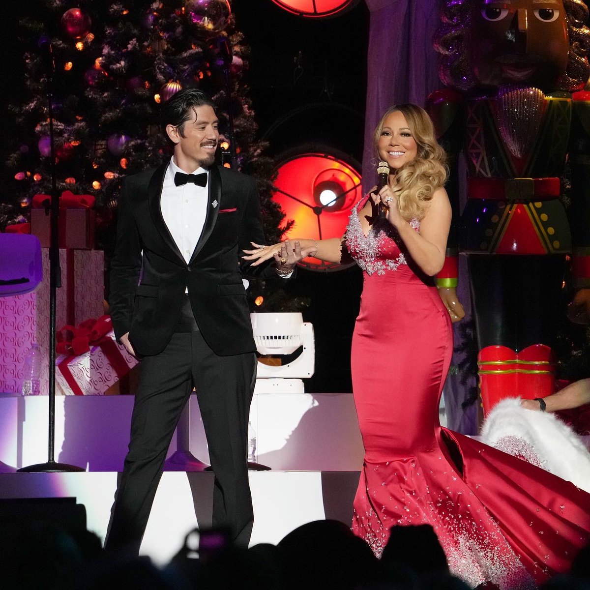 Mariah Carey on Twitter: "MERRY CHRISTMAS TO ALL!! ️🎄🎁🎅🏼 Join me ...